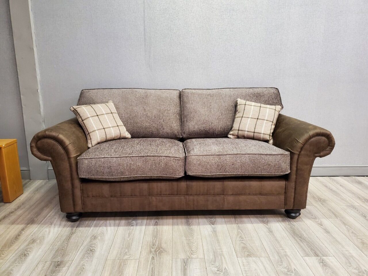 HUNTINGDON STAG STYLED 4 SEATER SPLIT SOFA & 3 SEATER SOFA IN SCATTER ...