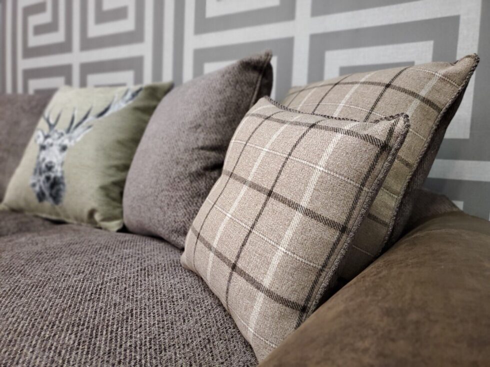 HUNTINGDON STAG STYLED 4 SEATER SPLIT SOFA & 3 SEATER SOFA IN SCATTER ...